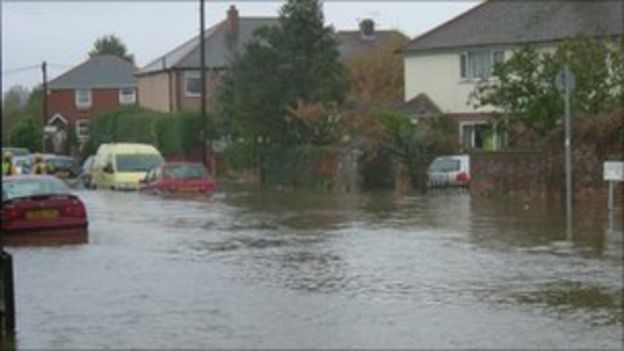 Hampshire flooding exercise to rescue 'campers' - BBC News
