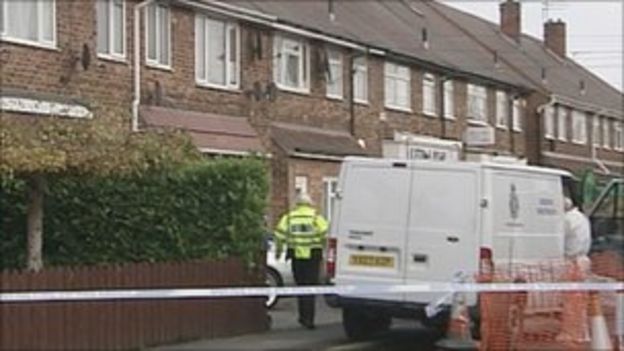 Pair arrested over Hessle man's murder - BBC News