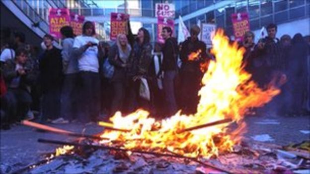 Student protest in London: Your views - BBC News