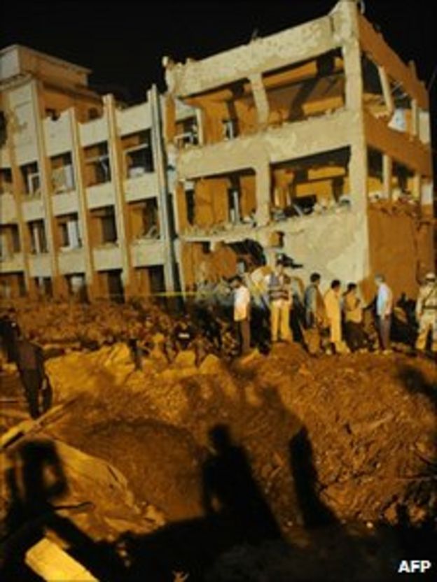 Karachi CID building hit by bomb and gun attack - BBC News