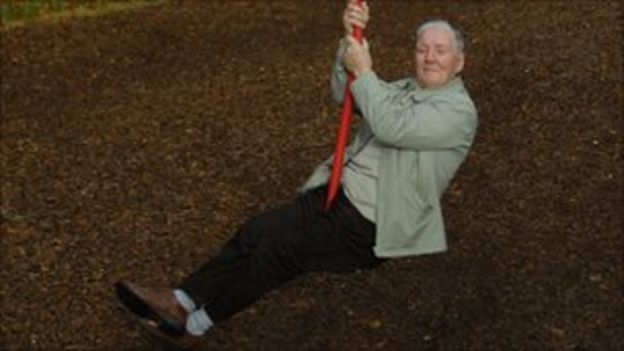 Dan dares to zip across the Foyle - BBC News