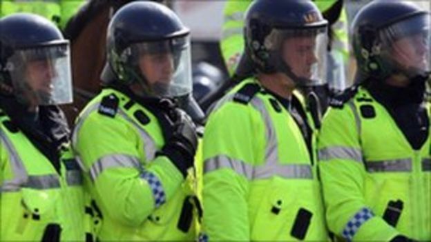 Football hooligans in York 'face tough action' - BBC News