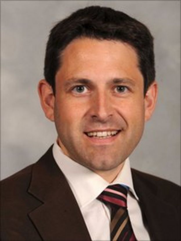 Lib Dem MP Duncan Hames chases Chippenham bag-snatcher - BBC News