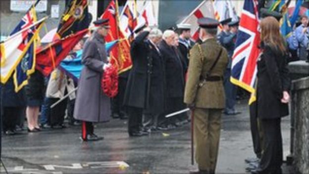 Bailiwick of Guernsey residents pay tribute to war dead - BBC News