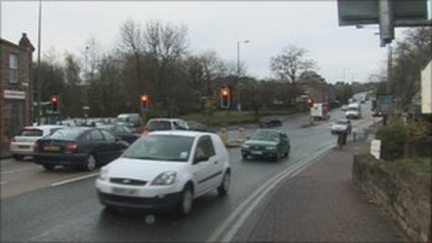 Road crossing protest over scrapped Mottram bypass - BBC News