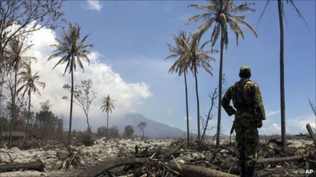 Villagers return as Merapi volcano rumbles on - BBC News