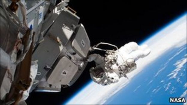 Italy lights up for space station - BBC News