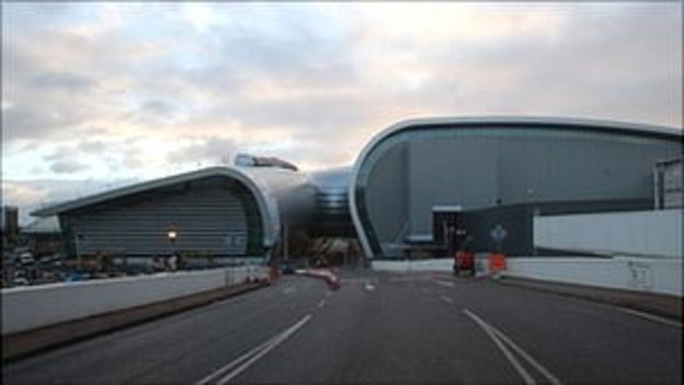 Terminal 2 opens at Dublin Airport - BBC News