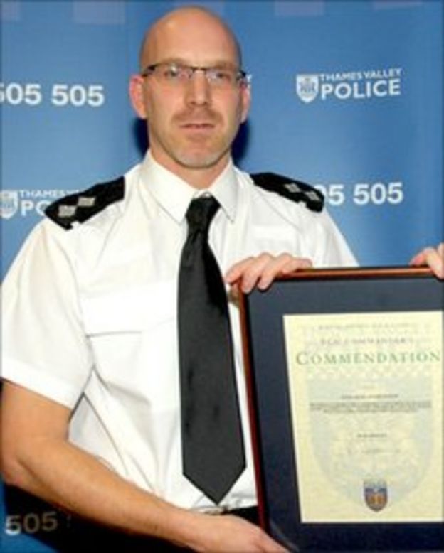 Shot-at officer praised for Milton Keynes robbery chase - BBC News