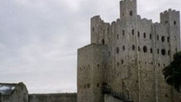 Kent campaign to save 'decaying' Rochester Castle - BBC News