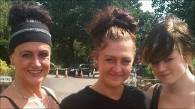 Tributes to Mandy Finn found stabbed in Wolverhampton - BBC News