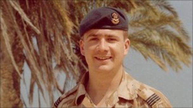 Families of five servicemen receive Elizabeth Cross - BBC News