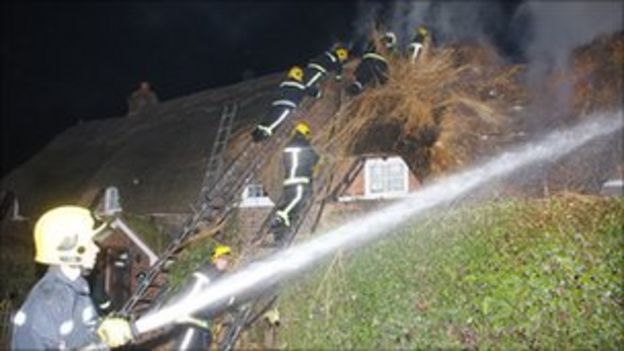 Firefighters tackle Hampshire thatch fire - BBC News
