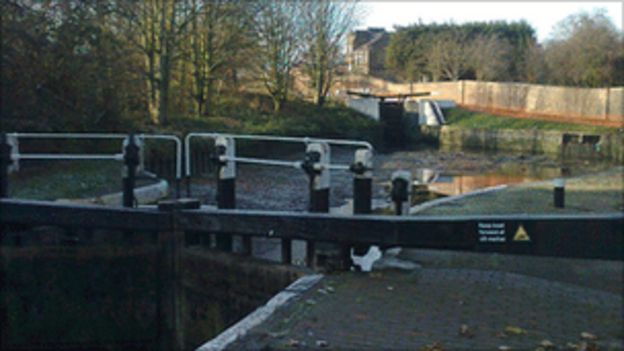 Hanwell Flight lock gate replacement work begins - BBC News