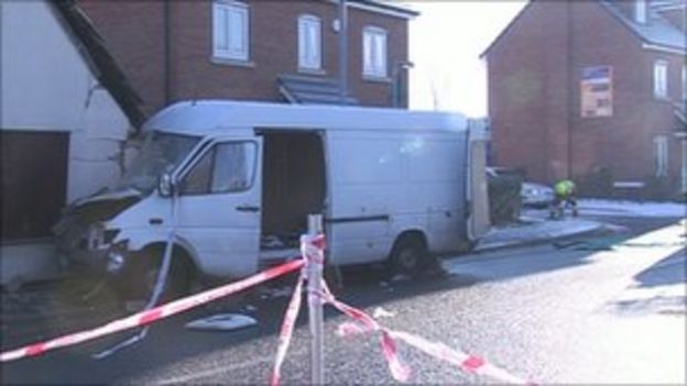 Homes evacuated after van hits workshop near Nottingham - BBC News