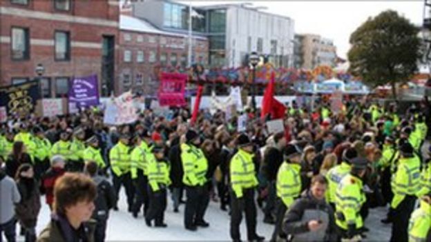 Leeds students in second protest over tuition fees - BBC News