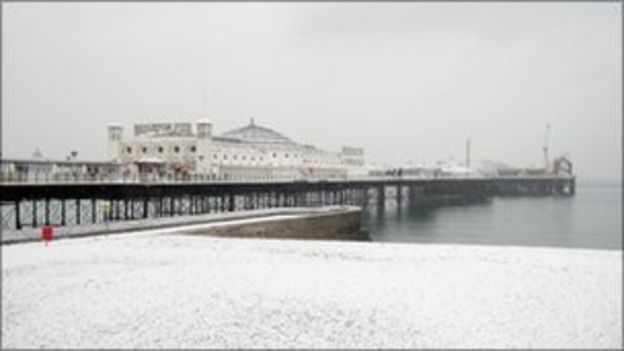 Snow grounds Gatwick Airport flights for second day - BBC News