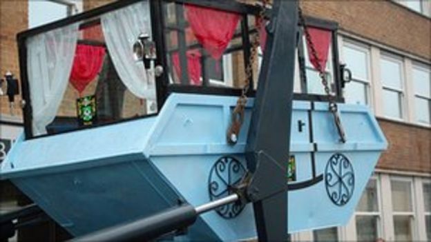 Swindon bride to arrive at wedding in converted skip - BBC News