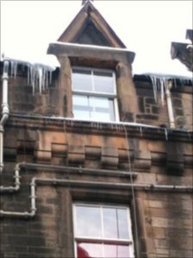 Warning over dangerous roof snow in Edinburgh - BBC News