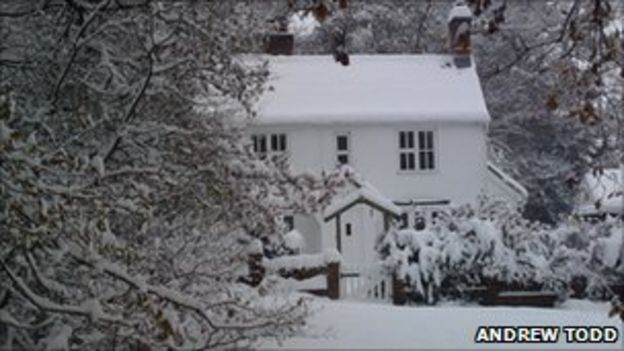 Flights resume at Gatwick Airport after snow disruption - BBC News