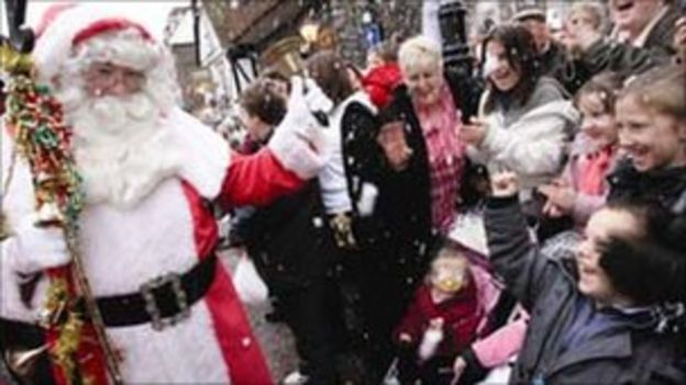 Thousands attend Dickensian Christmas festival in Kent - BBC News