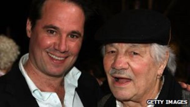 Actor Gus Mercurio dies aged 82 - BBC News