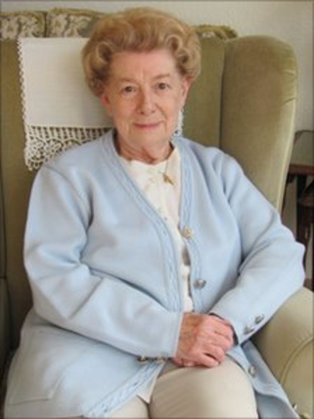 Coronation Street legend on playing Hilda Ogden - BBC News