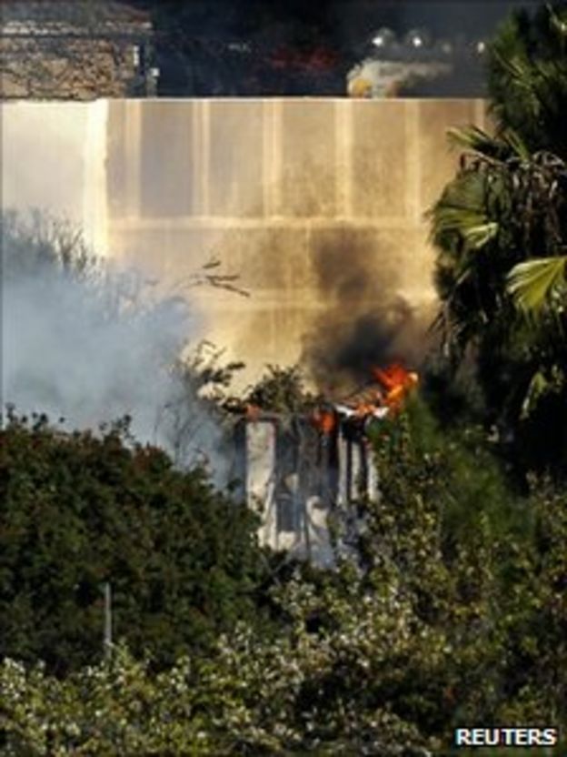 US authorities burn California 'bomb factory' - BBC News