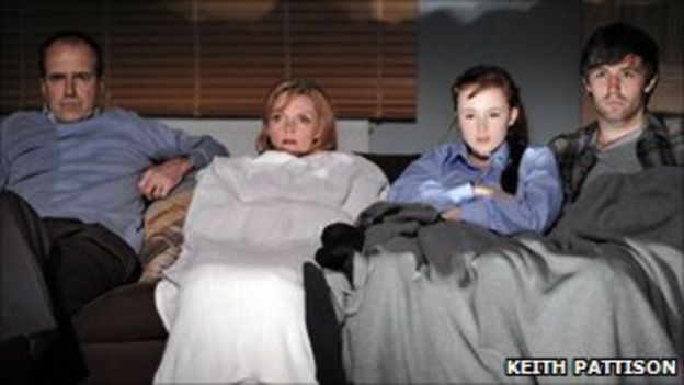 Anya Reiss: teen playwright looks to future - BBC News