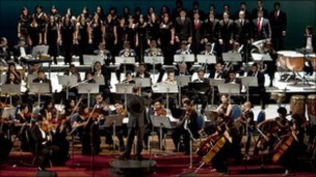 Sri Lankan orchestra hits right note with audiences - BBC News