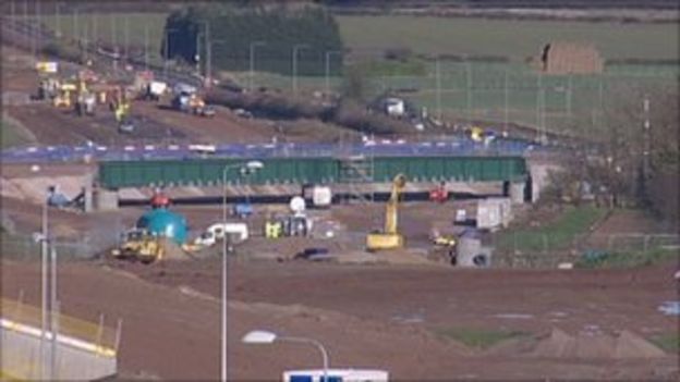 Hundreds work to install new A46 railway bridge - BBC News