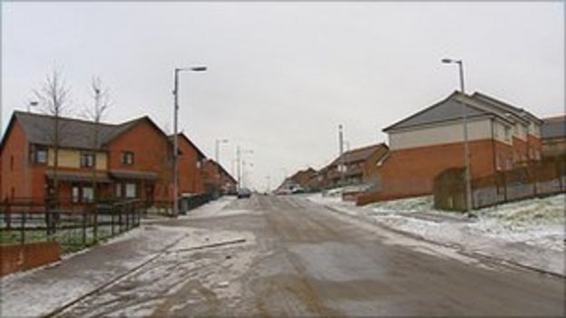 Man beaten with bats and shovels in Glasgow gang fight - BBC News