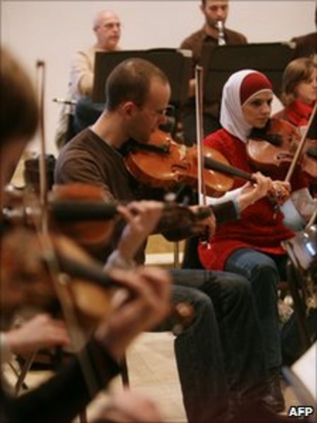 Palestinian orchestra to hold debut concert in Ramallah - BBC News