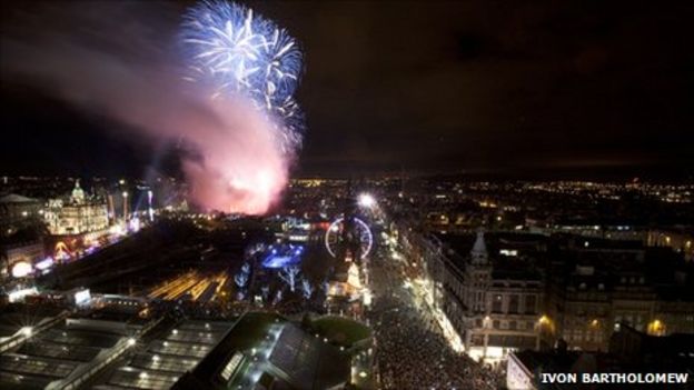 Thousands gather in Edinburgh for new year Hogmanay - BBC News