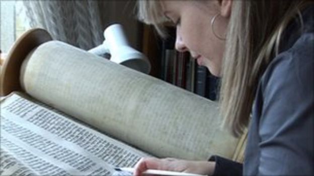 Female Torah scribe observes and battles tradition - BBC News
