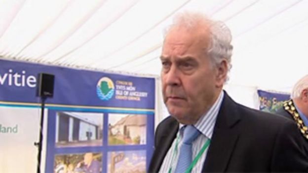 Talks over Anglesey council leader McGregor's future - BBC News