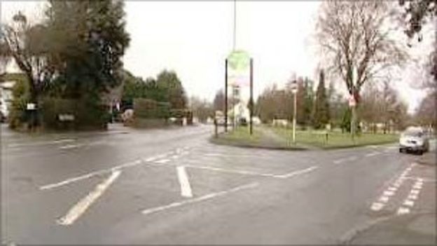 Boxer Gary Mason dies in cycling collision in London - BBC News