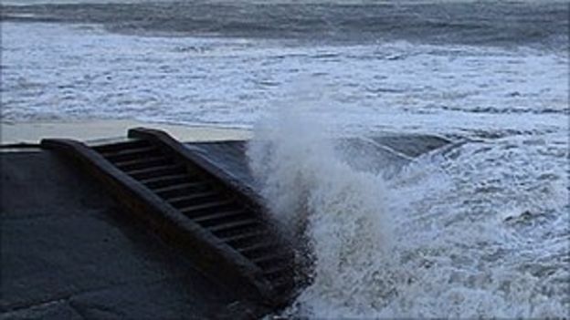 Work to strengthen Redcar's sea wall begins - BBC News
