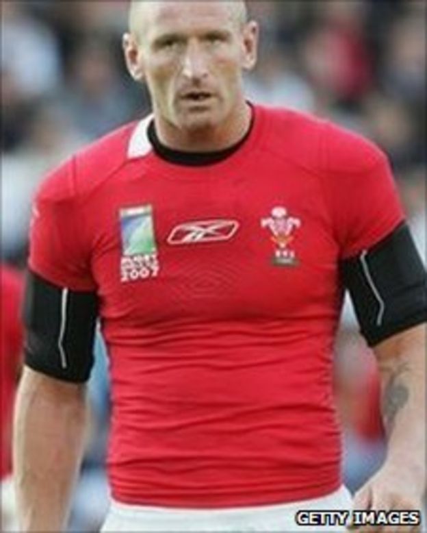 Rugby star Gareth Thomas talks over Rourke film script - BBC News