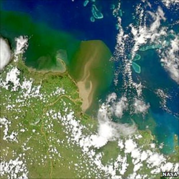 Barrier reef braces for flood impact - BBC News