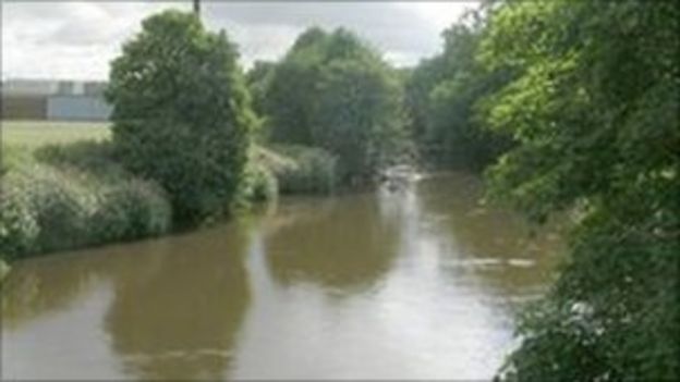 Flood advice given to residents along the River Calder - BBC News