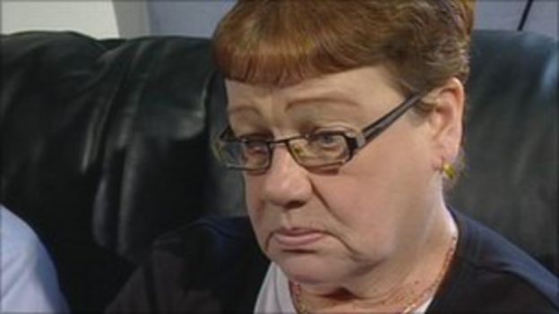 Murder victim's family blame police for 999 failing - BBC News