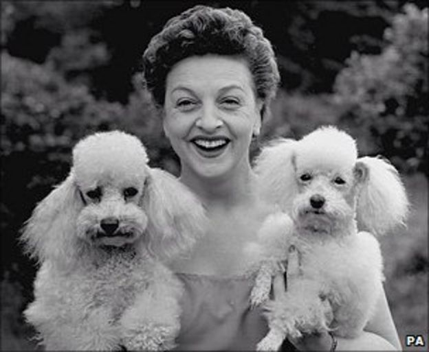 Betty Driver of Coronation Street recalls loveless childhood - BBC News