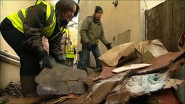 Hele's Angels clean-up in Torquay suburb - BBC News