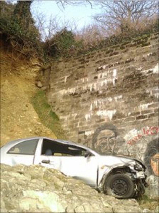 Two girls rescued after car goes over cliff in Cornwall - BBC News