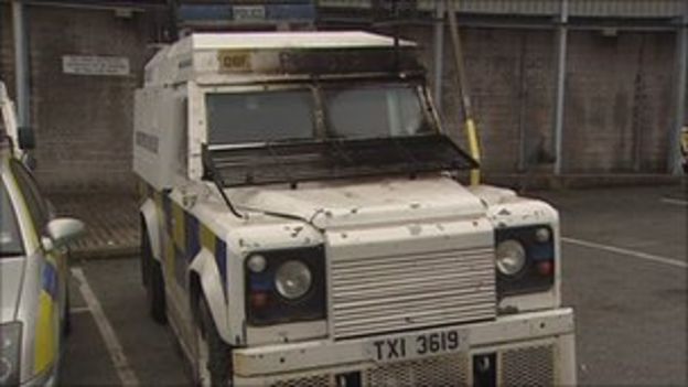 Rioters attack police during Lurgan alert - BBC News