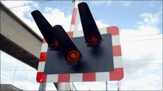 Lydney level crossing fault lets 59mph train through - BBC News