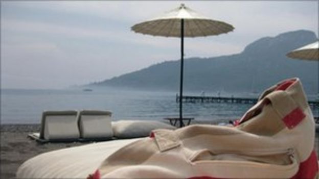 Holiday Atol protection to be expanded from 30 April - BBC News