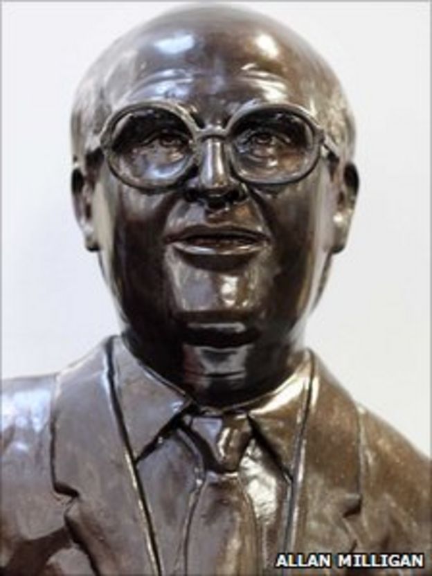 Statue honours former Labour leader John Smith - BBC News