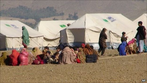 Pakistanis flee army offensive near Afghan border - BBC News